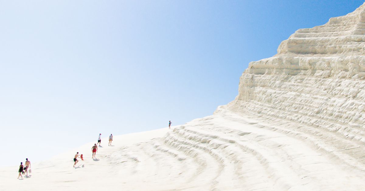 Sicile – Scala dei Turchi : des falaises blanches entourées par la mer