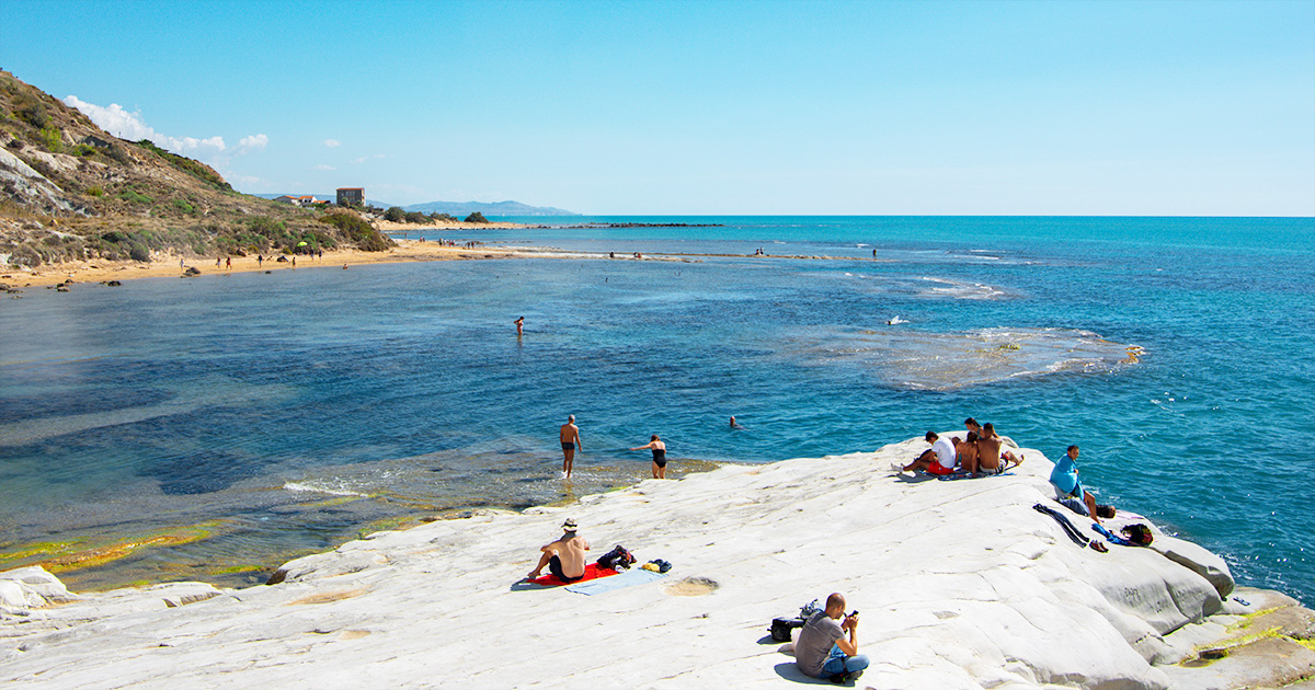Sicile – Scala dei Turchi : des falaises blanches entourées par la mer