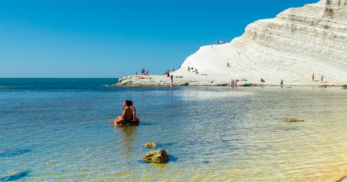 Sicile – Scala dei Turchi : des falaises blanches entourées par la mer